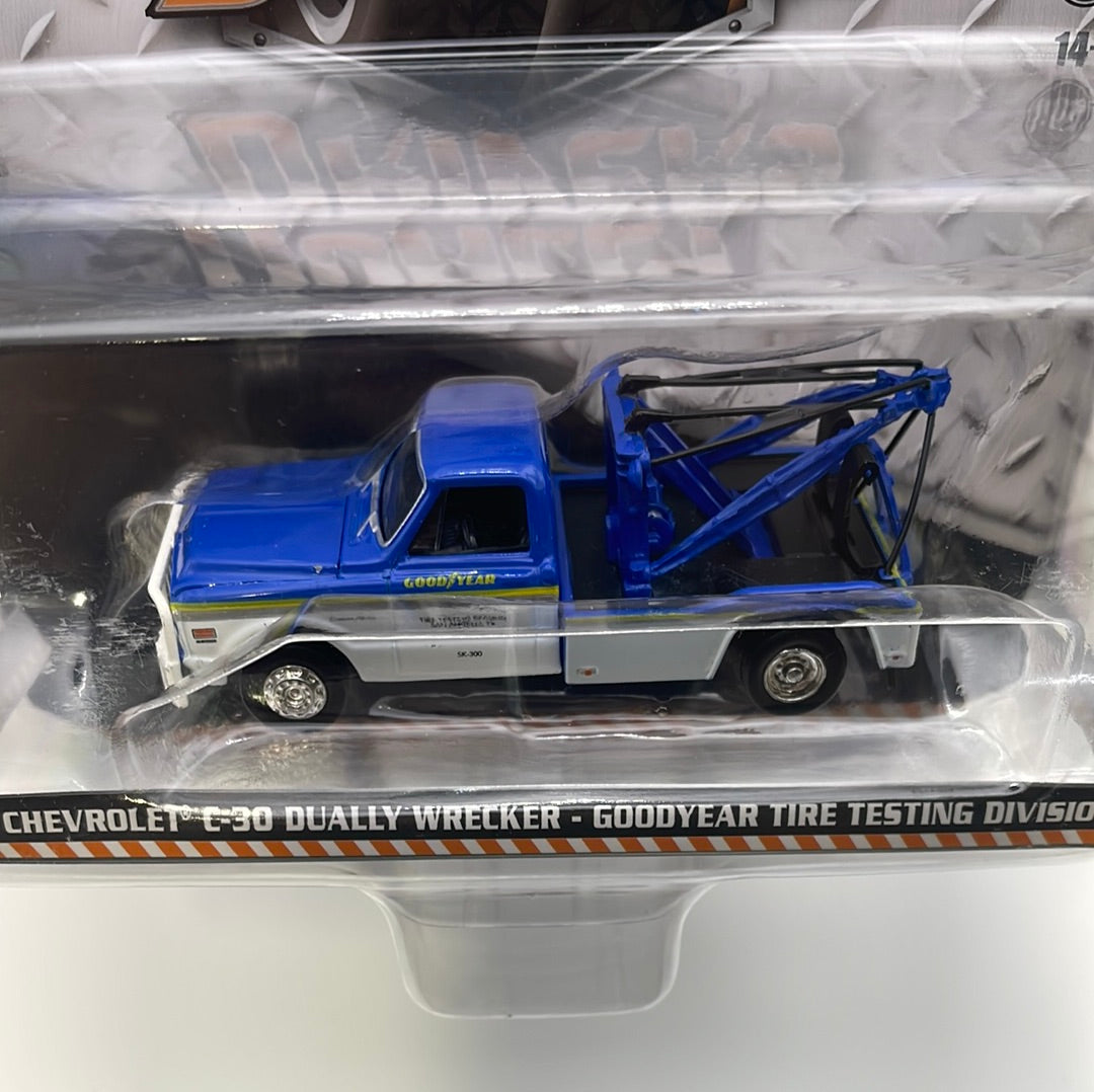 Greenlight 1/64 Dually Drivers 1972 Chevrolet C-30 Dually Wrecker - Go ...
