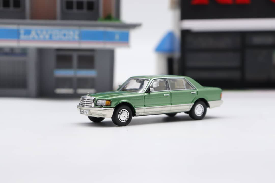 1/64 Master Mercedes Benz W126 560SEL Green – Flipn Diecast